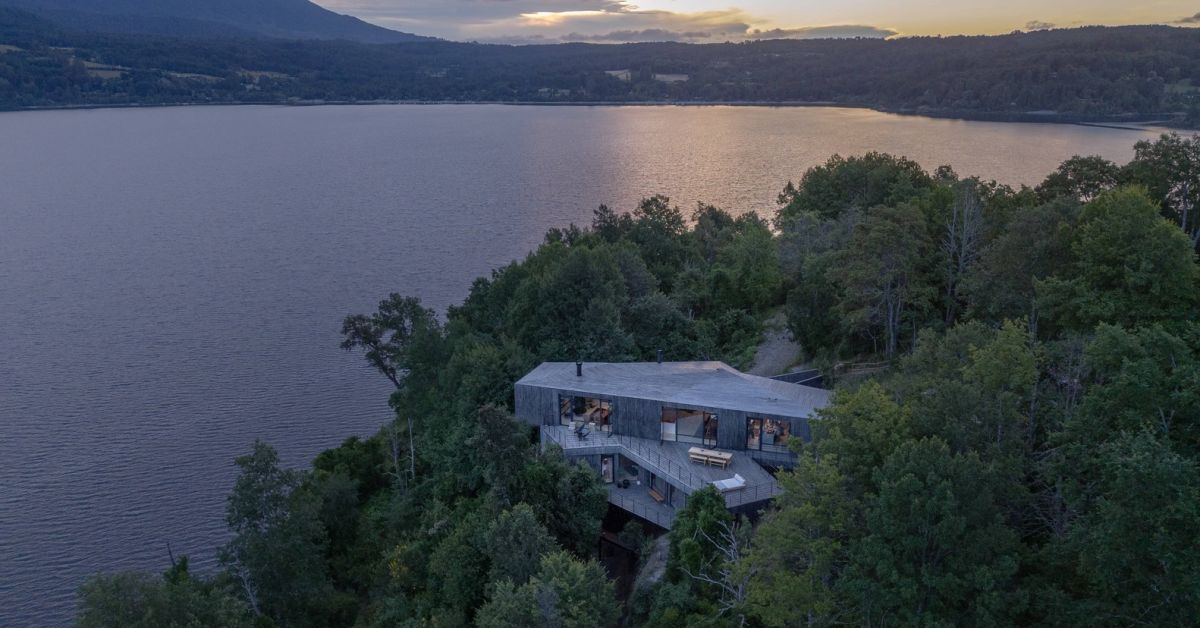 Hnízdo pro náročné. Stojí těsně pod skalním útesem a vyhlíží na jezero ...