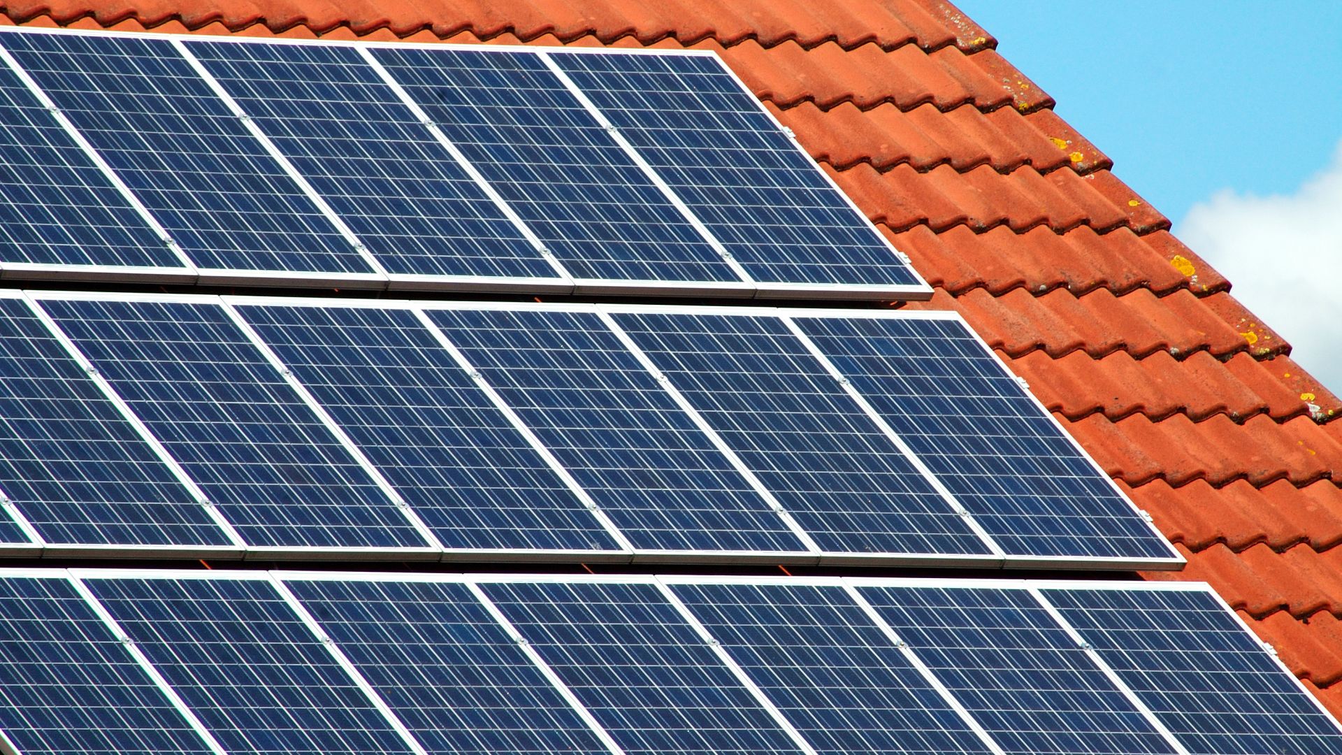 Solární elektrárna na střeše rodinného domu (Zdroj: Shutterstock ...